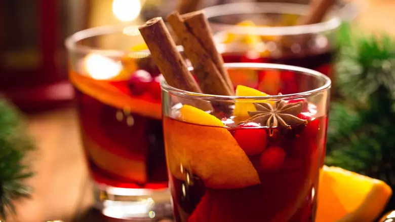 mulled caw rau Christmas cocktails