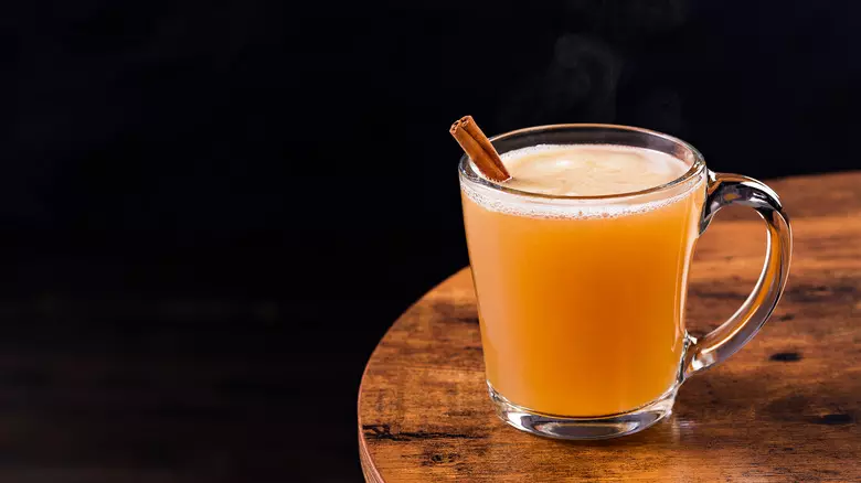 Gbona buttered ọti keresimesi cocktails