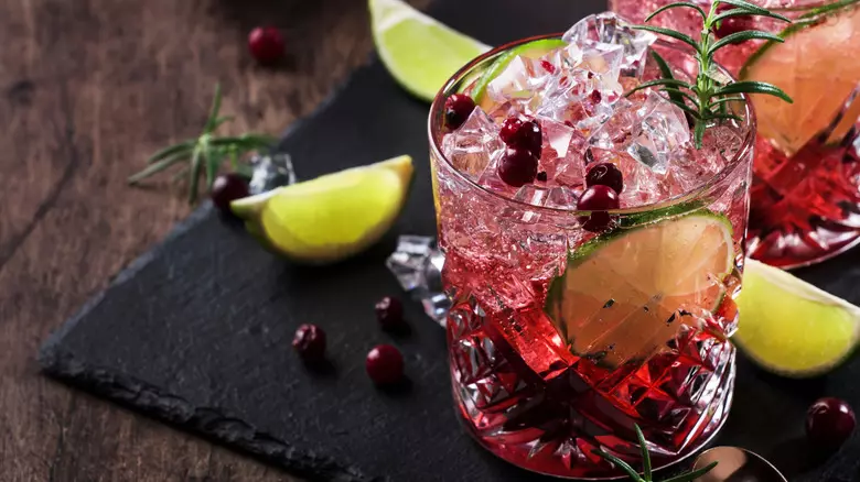 cranberry gin fizz Kristnaskaj kokteloj