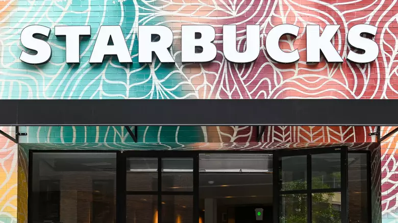 Barrista di Starbucks che prepara il latte