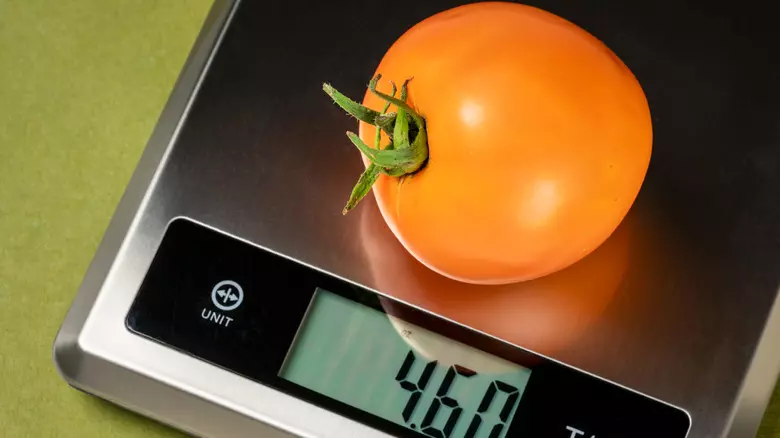 Digitale keukenweegschaal met tomaat