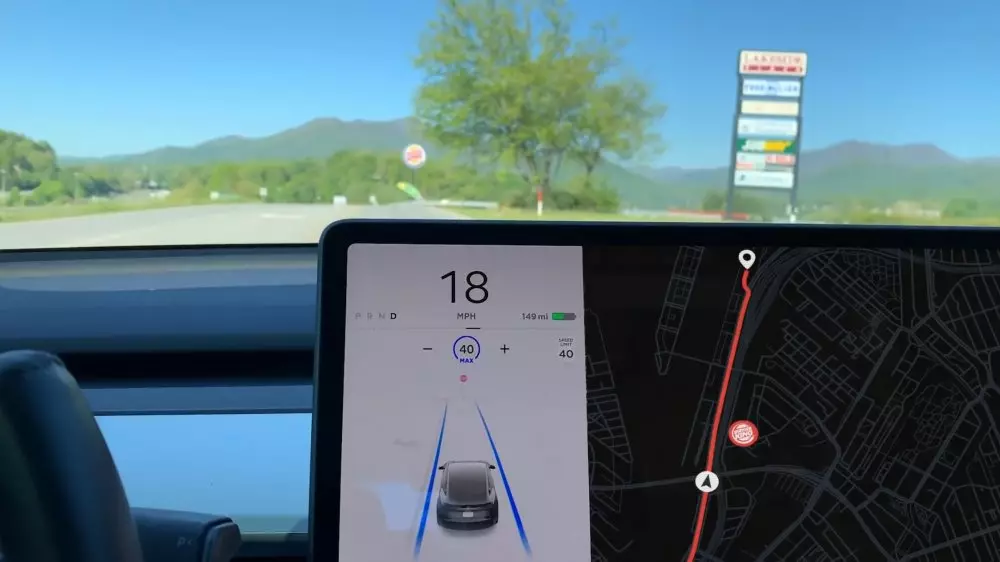 Автопилот го препознава знакот Бургер Кинг