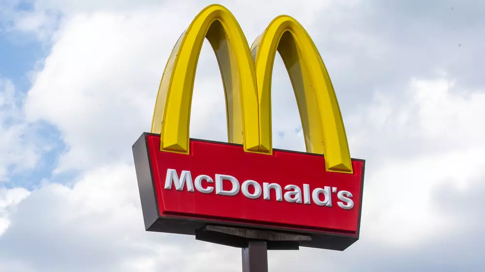 Segno di McDonald's contro il cielo