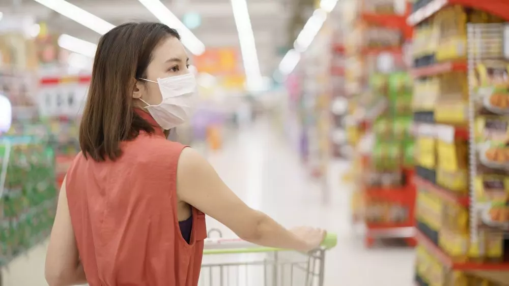 Shopper yn gesichtsmasker