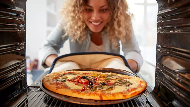 frou set in pizza yn 'e oven