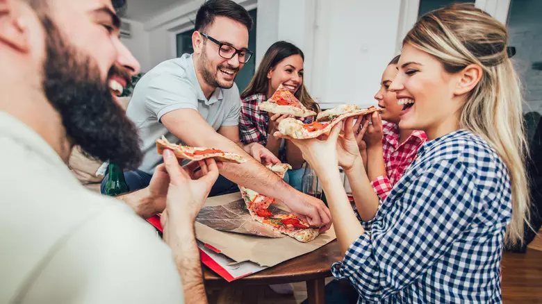 groep minsken ite pizza