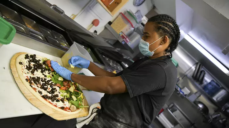 meiwurker set in protte toppings op in pizza