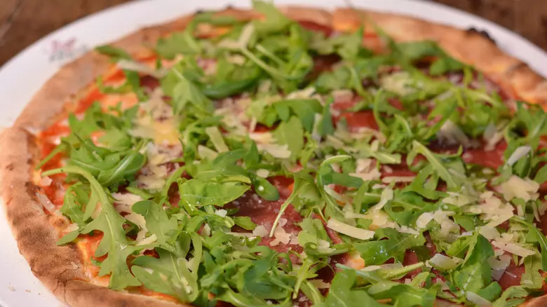 pizza mei farske greens boppe