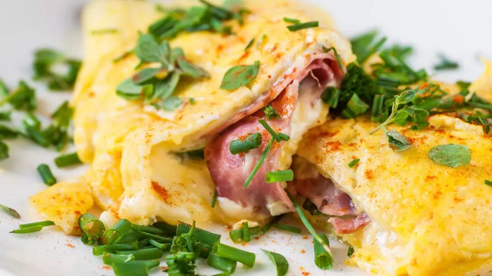 Ham និងឈីស omelet ជាមួយ chives