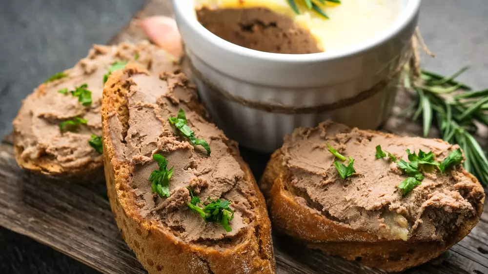 déan pâté le sleamhnáin chaisleáin bhána