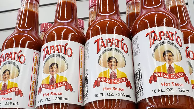 Do'kon javonidagi Tapatio shishalari