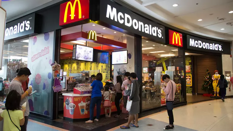 abokan cinikin mcdonald suna jiran layin neman ice cream