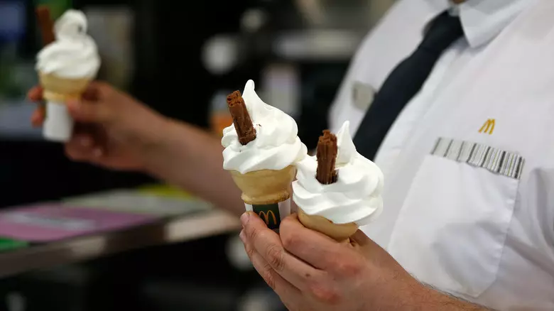 employé de mcdonald's tenant trois cornets de crème glacée