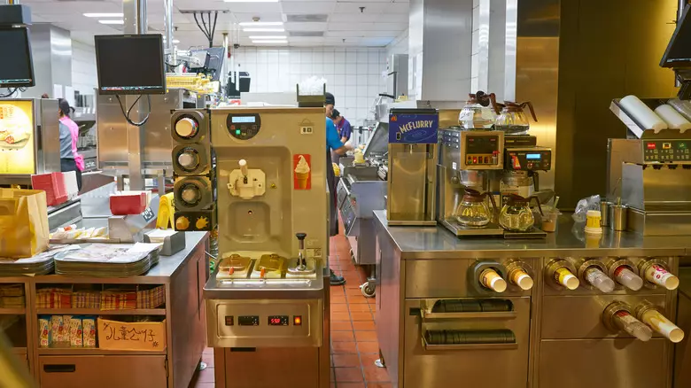 Machine à crème glacée McDonald's dans la cuisine