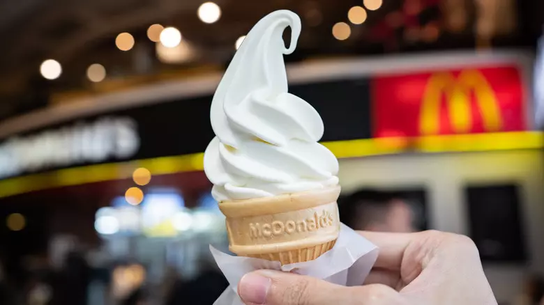 Cornet de crème glacée McDonald's devant le restaurant