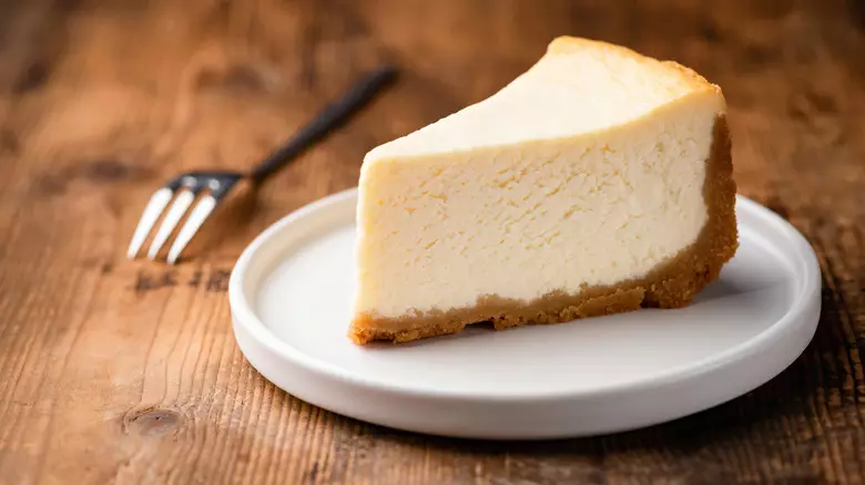 Cheesecake slice pane chena ndiro neforogo