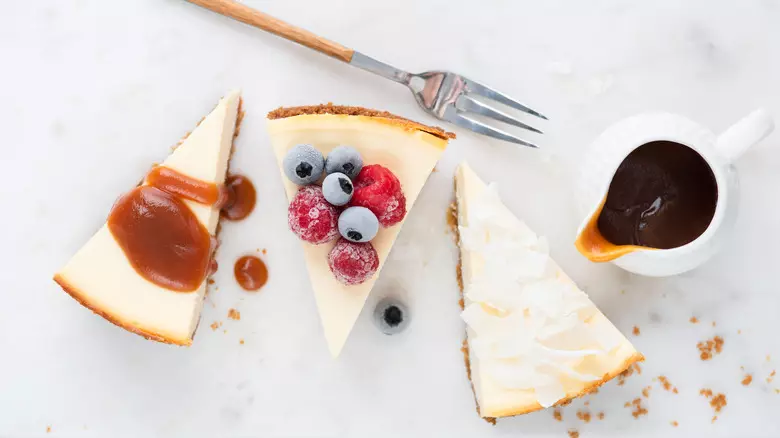 Cheesecake Scheiwen mat verschiddenen Toppings a Gabel