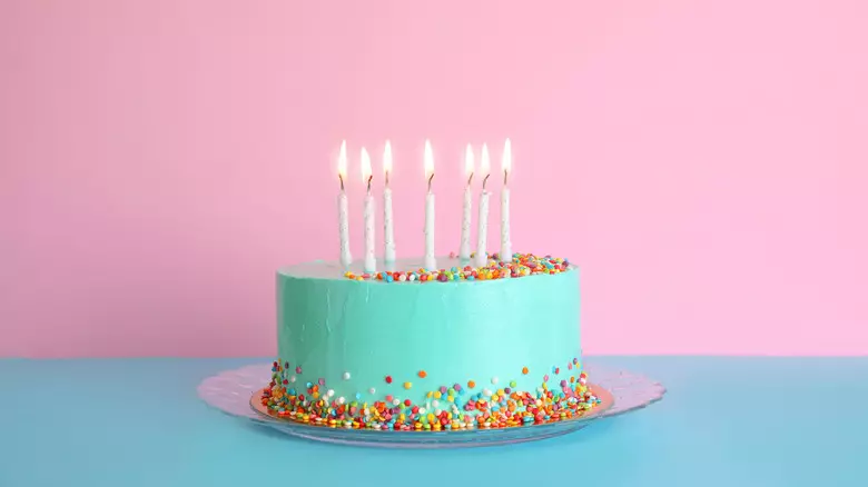 Teal nga birthday cake sa pink nga background