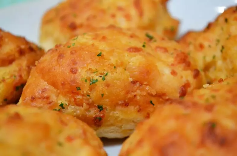 Copycat Red Lobster Cheddar Bay sausainių receptas 13733_3