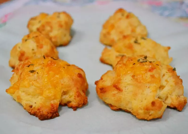 Copycat Red Lobster Cheddar Bay sausainių receptas 13733_4