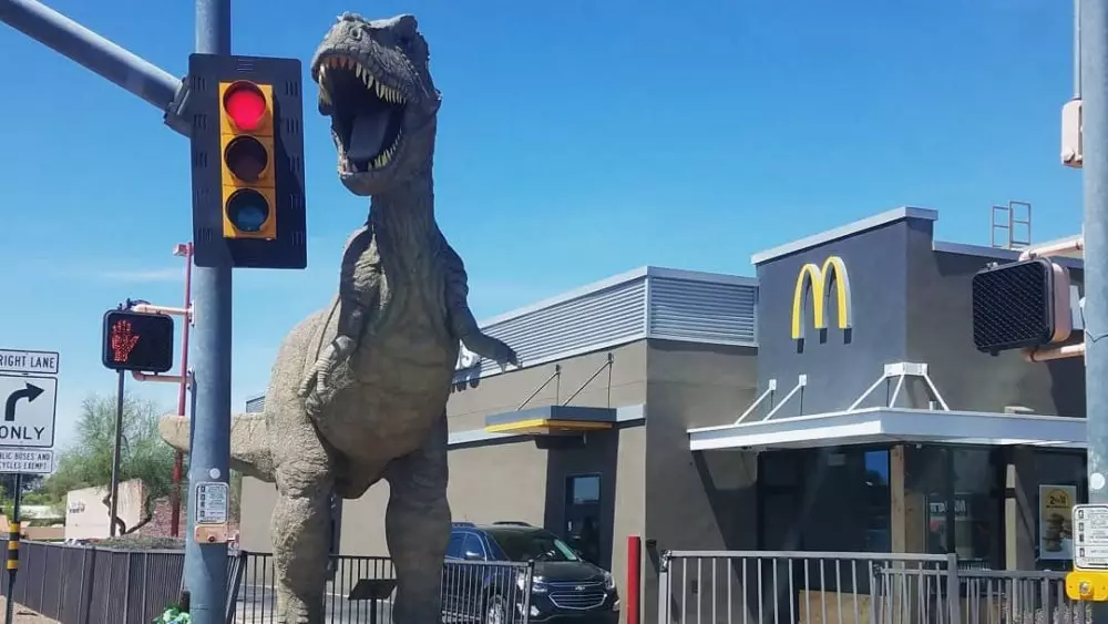T. rex statue sa labas ng Tucson McDonald's