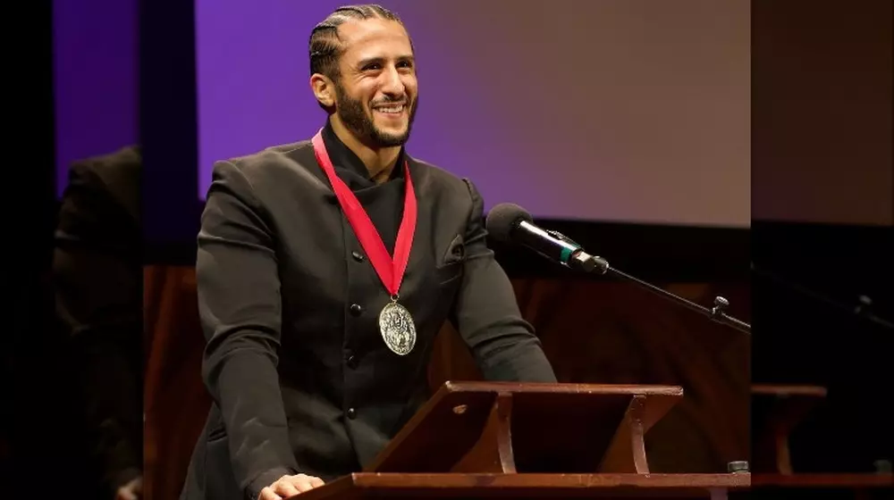 Colin Kaepernick aceitando o W.E.B. Medalha DuBois em Harvard