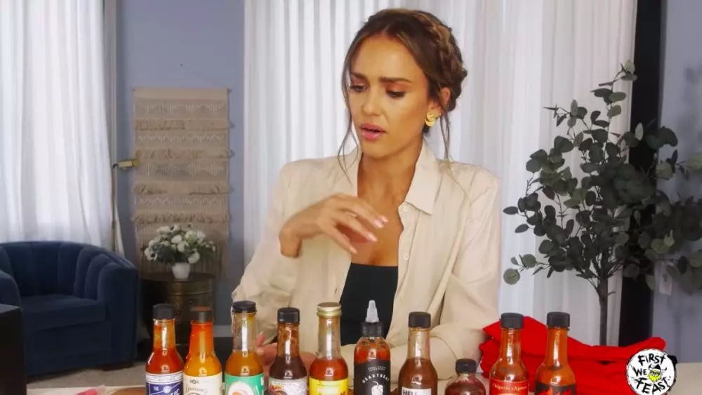 Jessica Alba trên Hot Ones, ngày 1 tháng 10