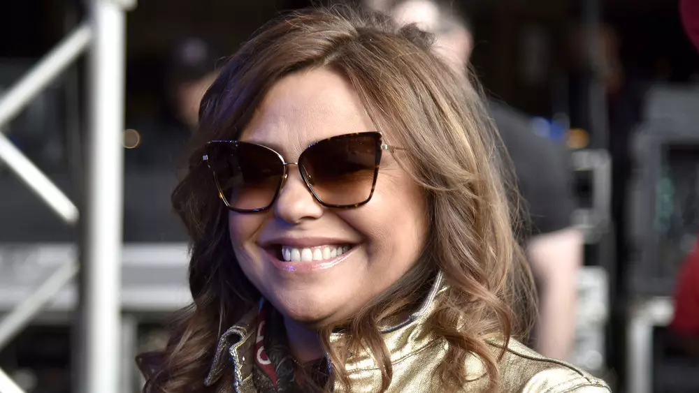 D'Rachael Ray huet Sonnebrëller un