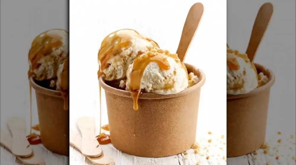 Vanilla ice cream ne caramel sauce