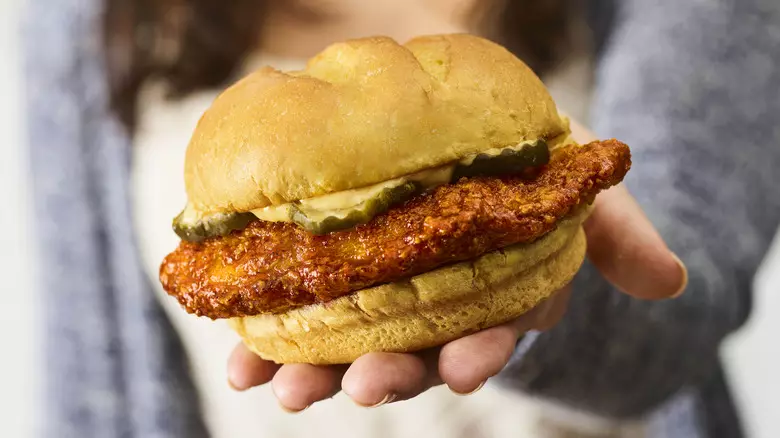 Smashburger Scorchin' Hot Sandwich au poulet croustillant à la main