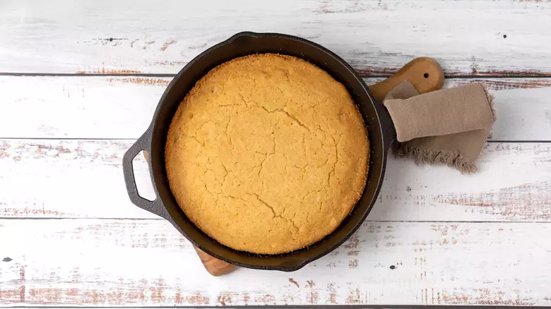 Skillet mekgejöwen çöregi: täze Garten resepti