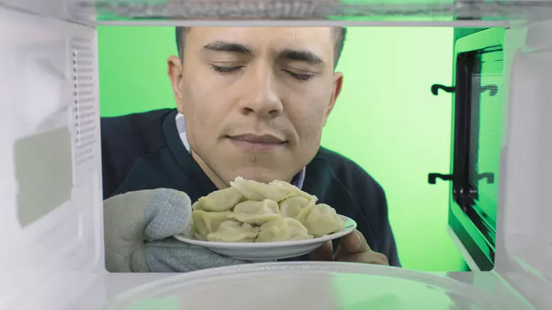 Nwoke na-ekpori ísì ụtọ nke dumplings na-emepụta microwave