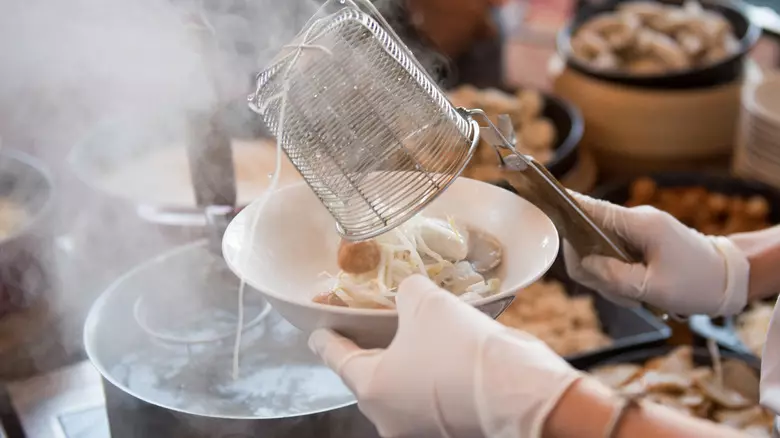 Asísk súpa með dumplings í sjóðandi soði