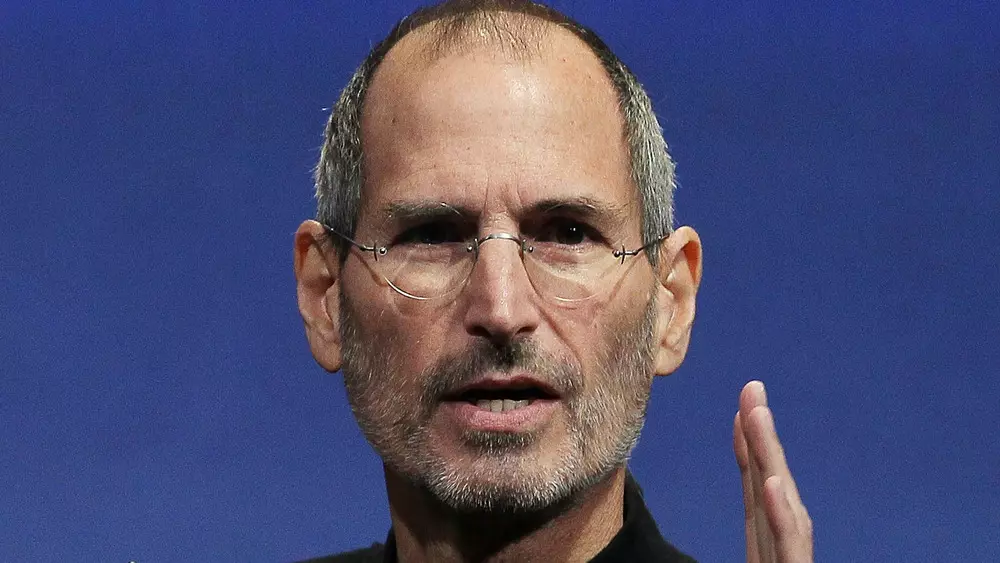 Steve Jobs yn siarad â thyrfa