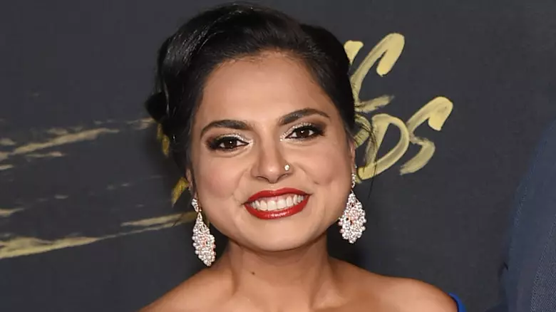 Maneet Chauhan etkinlikte gülümsüyor