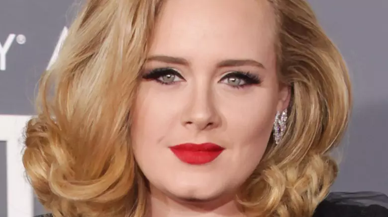 Adele i lipstick dearg