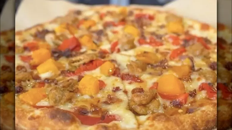 Blaze Pizza på en vit bakgrund