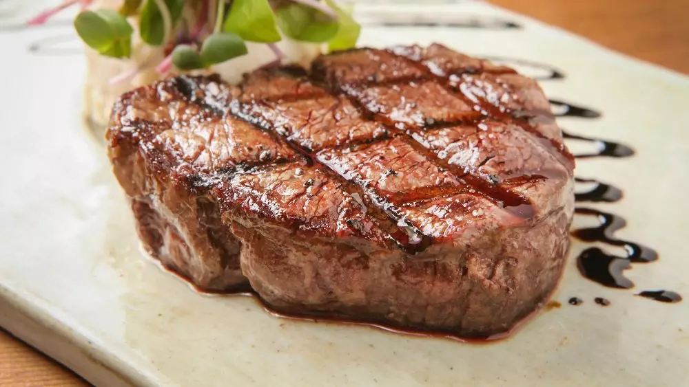 Steak mipetraka eo amin'ny lovia
