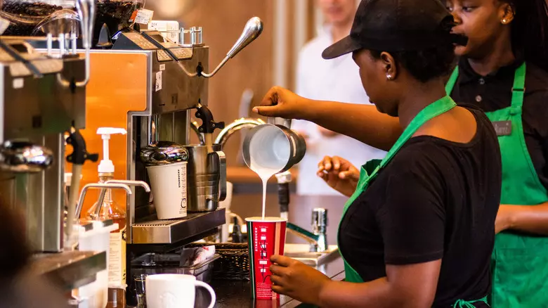 Starbucks barista cumpliendo pedido