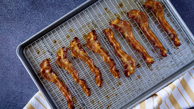 Bacon em um rack em uma assadeira