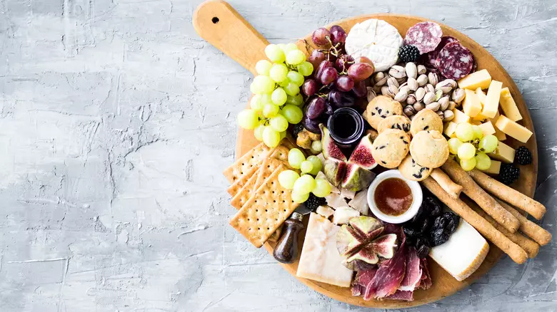 Papan keju karo salami, krupuk, keju babak, perkakas lan cookie