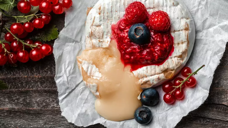 camembert escurrido con cobertura de bagas