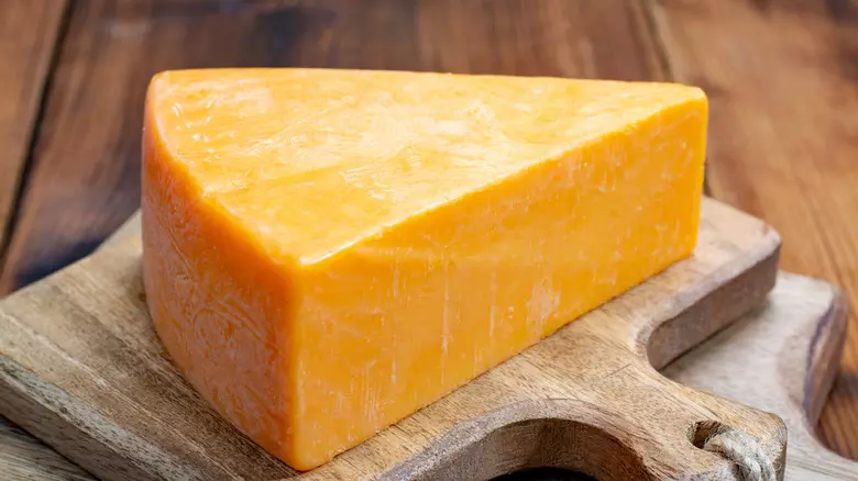 triángulo de queixo cheddar laranxa