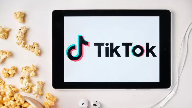 tiktok kuri tablet hamwe na popcorn