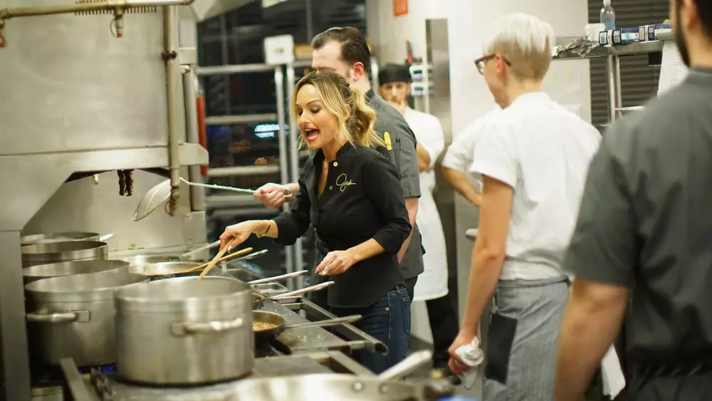 Giada De Laurenti sedang memasak