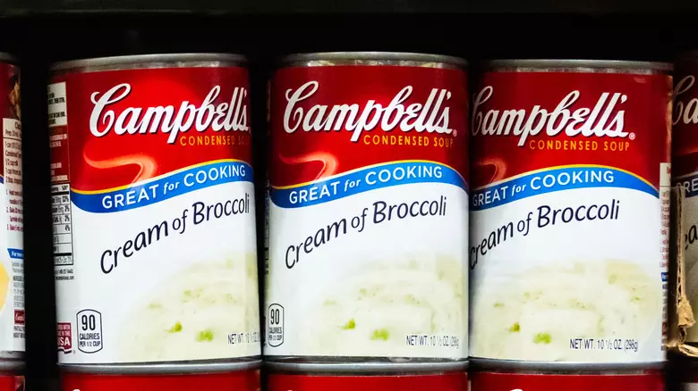 Latas de sopa de crema de brócoli Campbell
