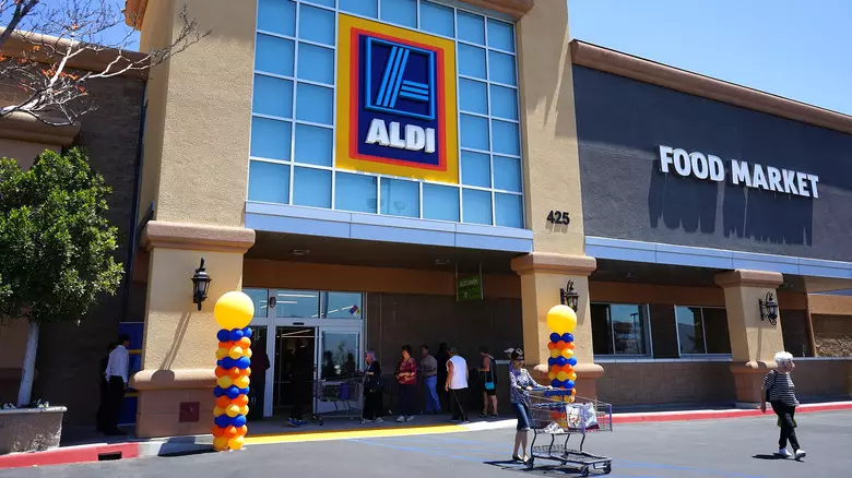 Shoppers ausserhalb Aldi Buttek