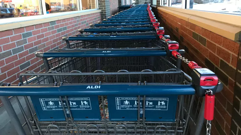 Naka-lock ang mga shopping cart sa Aldi