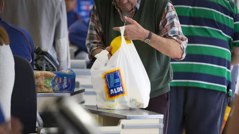 Клиентът пакетира хранителни стоки в Aldi