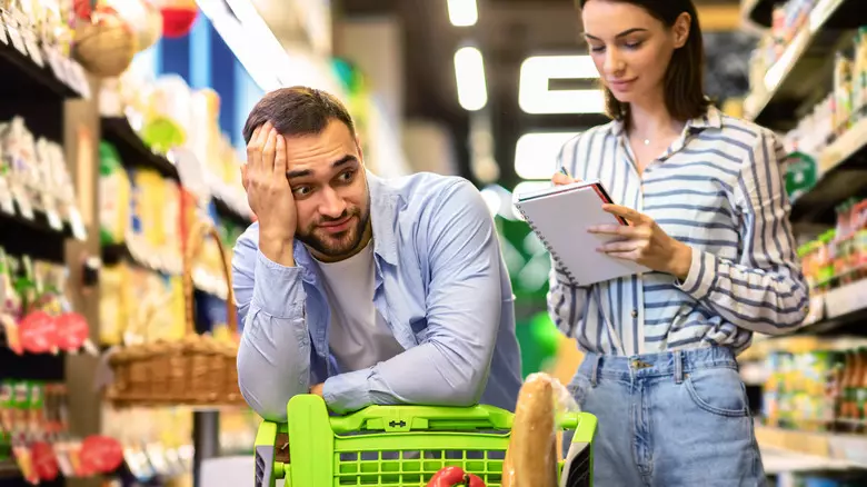 Fra mat Lëscht a gestresste Mann Shopping